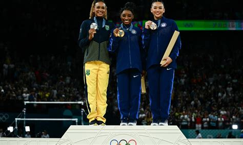 Sábado olímpico tem novo duelo entre Rebeca Andrade e Simone Biles