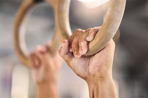 Treino De Mãos E Anéis De Ginástica Por Homem Para Músculos De Fitness
