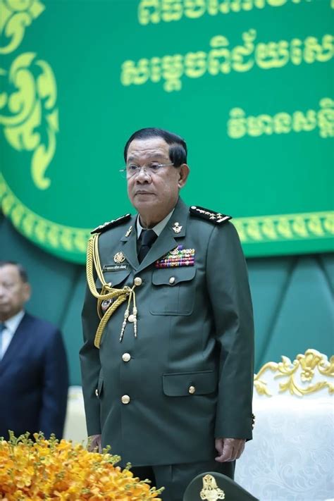 សម្តេចតេជោ ហ៊ុន សែន ឆ្លើយតបនឹងសំណួរ «ហេតុអ្វីមិនផ្តល់ផ្កាយមាស៥ ជូនសម្តេចក្រឡាហោម ស ខេង