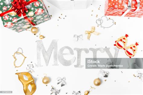 메리 크리스마스와 행복 한 새 해 선물 상자와 크리스마스 장난감 비문 축 하 겨울에 대한 스톡 사진 및 기타 이미지 겨울 금 금속 눈 냉동상태의 물 Istock