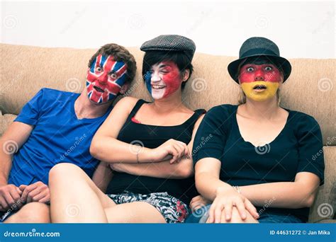 Gente Divertida Con Las Banderas Pintadas En Caras Foto De Archivo Imagen De Divertido