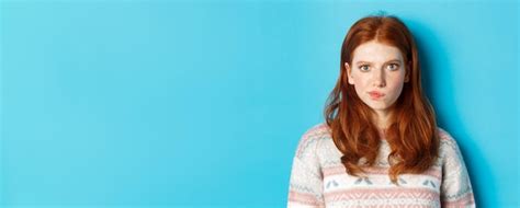 Крупный план серьезно выглядящей девушки думающей смотрящей в камеру обеспокоенной и