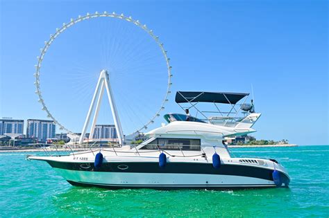 ドバイでの究極のヨット体験 最大12名まで乗れる美しい船をチャーターしよう Getmyboat