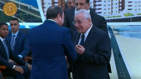الرئيس السيسي يكرم المدير التنفيذي لمشروع محور التعمير موقع مصر