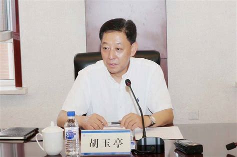 辽宁省委常委、大连市委书记胡玉亭来校调研并到中心视察 辽宁重大装备制造协同创新中心