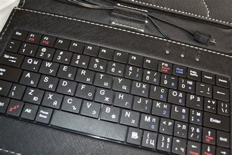 НОВО! Кожен калъф с кирилизирана клавиатура за таблет 7 инча с ластици ...