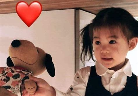 陈冠希女儿alaia嘟嘴卖萌，表情搞怪引人注意
