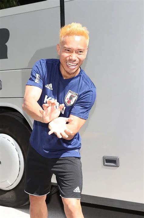 2018年w杯ロシア大会前に、ど派手な金髪を披露し、ドラゴンボールのかめはめ波ポーズをとるdf長友佑都 ― スポニチ Sponichi