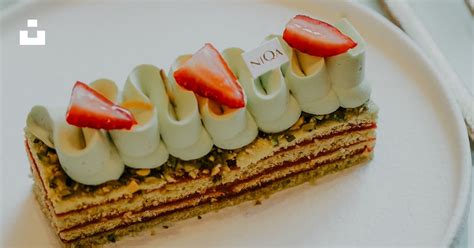 흰색 세라믹 접시에 갈색 액체가 있는 흰색 세라믹 머그잔 사진 Unsplash의 무료 음식 이미지