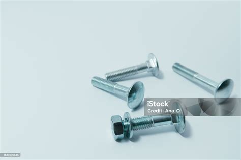다양한 강철 너트와 볼트의 클로즈업 기계적 구조적 정물 흰색 배경에 너트와 볼트 배경 주제에 대한 스톡 사진 및 기타 이미지