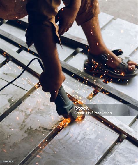 손 절단기로 금속 프레임을 절단하는 작업자 스파크가있는 디스크 커터 강철에 대한 스톡 사진 및 기타 이미지 강철 공장 산업 건물 공학 Istock