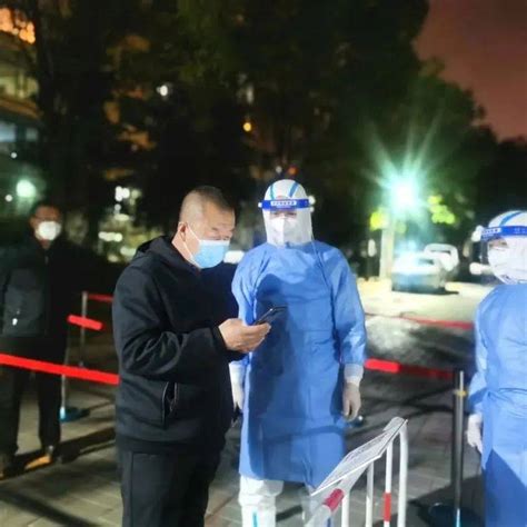 市图书馆组织党员干部下沉共建社区全力配合开展第二轮大规模核酸检测工作防控