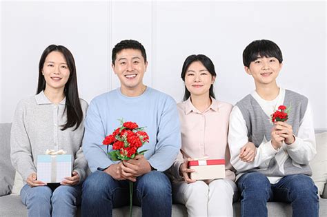 유토이미지 나의가족 카네이션과 선물 들고있는 가족 사진 이미지