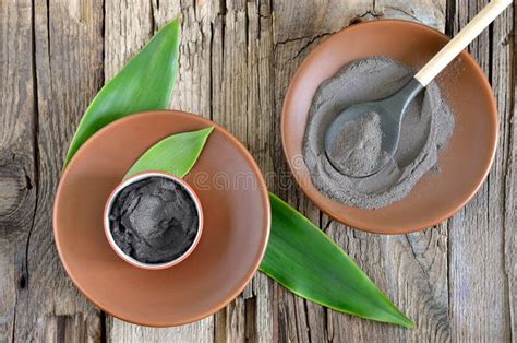 Arcilla Y Flor Cosméticas En Bol De Vidrio Y La Rama Del Eucalipto
