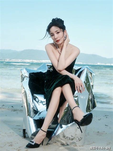 杨幂最新沙滩美照曝光，黑色抹胸长裙露香肩 搜狐大视野 搜狐新闻