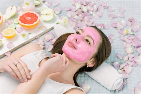 Face Mask For Glowing Skin निखरी रंगत और ग्लो के लिए फूलों से बनाएं