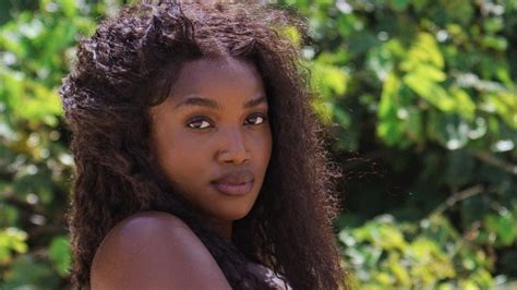 Ousada Iza Faz Topless Na Praia E Impressiona A Web ‘deusa