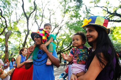 Fotos Pais e crianças protestam contra fechamento de vagas em creche