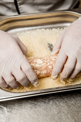 요리사의 닭고기 빵가루를 곁들인 치즈와 칠면조를 곁들인 단계별 요리 커틀릿 0명에 대한 스톡 사진 및 기타 이미지 0명 건강한 생활방식 고기 Istock