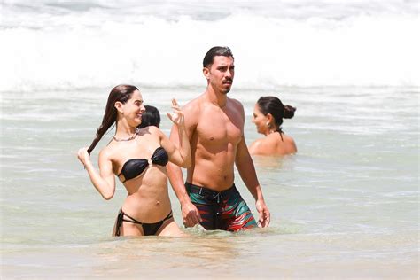Giovanna Lancellotti é clicada aos beijos namorado em praia de