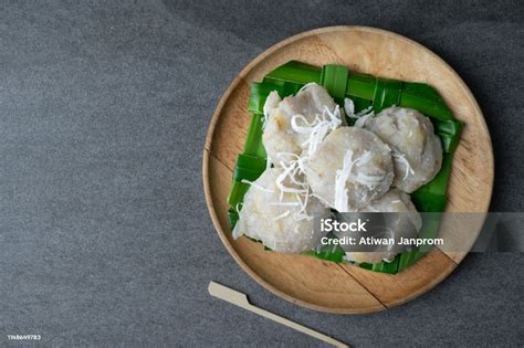 태국 또는 증기 가루 바나나 디저트 콘크리트 테이블에 나무 접시에 토 핑 코코넛을 박제 0명에 대한 스톡 사진 및 기타 이미지 0명 과일 꼬챙이 Istock