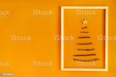 프레임에 나무 막대기로 만든 창조적 인 지속 가능한 에코 크리스마스 트리 공예 용지 배경에 최소한의 디자인 크리스마스에 대한 스톡 사진 및 기타 이미지 Istock