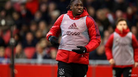 Bassey Is Naar De Uitgang Gelokt Door Fulham En Geduwd Door Ajax