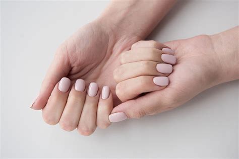 흰색 바탕에 잘 손질 된 손 베이지색 매니큐어로 채색 된 잘 손질 된 손톱으로 손 건강한 생활방식에 대한 스톡 사진 및 기타