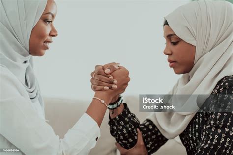 아프리카 여성 팔 레슬링 갈등 개념 의견 불일치 및 전통적인 이슬람 히잡 옷을 입고 대결 선택적 초점 20 24세에 대한 스톡