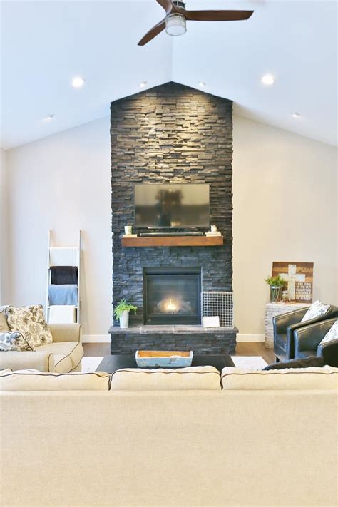 3 Bed New American House Plan With Vaulted Living Room 280063jwd