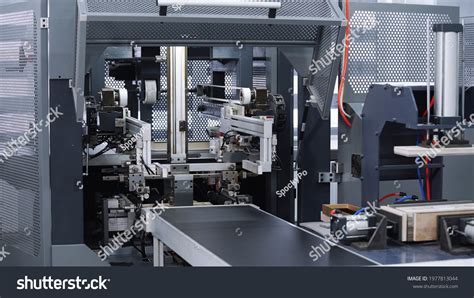 61 Imágenes De Fold Glueing Machine Imágenes Fotos Y Vectores De Stock Shutterstock