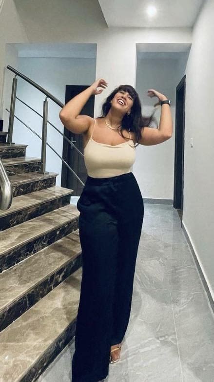 Egyptian Thick And Busty Girl Doesnt Know How To Hide Her Boobs From