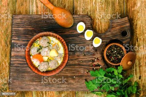 미트볼과 계란 나무 시골풍 테이블에 야채와 맛 있는 수 제 수프 최고의 볼 수 있습니다 건강한 식생활에 대한 스톡 사진 및 기타 이미지 Istock