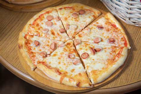 소시지 나무 트레이 맛있는 패스트 푸드 이탈리아 어 전통 피자 치즈에 피자 조각 나무 테이블에 피자 건강하지 못한 생활방식에 대한 스톡 사진 및 기타 이미지 Istock