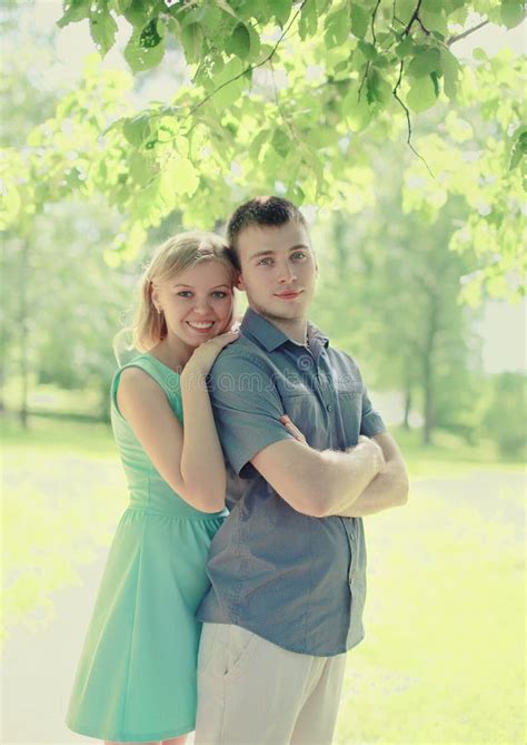 Recht Junge Paare In Der Liebe Sinnlicher Kuss Stockbild Bild Von