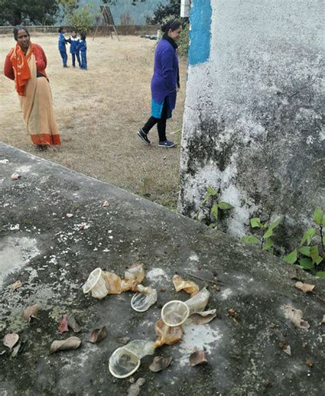 महिला शिक्षिकाओं के स्कूल में कंडोम मिलने से सनसनी