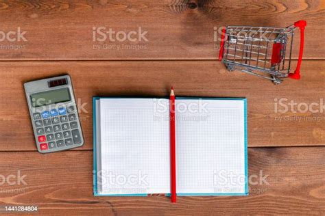 재무 회계 식료품 비용 노트북 계산기 나무 테이블에 쇼핑 바구니의 상위 뷰 예산 계획 개념입니다 가격에 대한 스톡 사진 및 기타 이미지 Istock