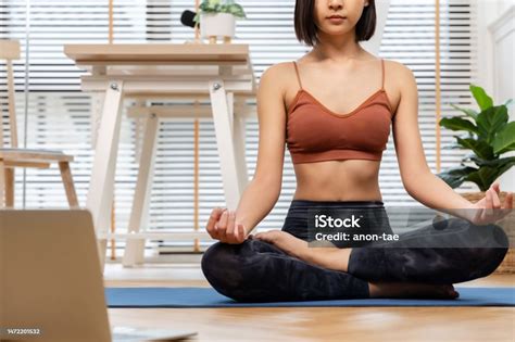 집에서 요가 스트레칭 요가를하는 젊은 아시아 여성 행복한 사람들은 집에 머물며 거실에서 유산소 운동을합니다 잠금 활동을하는 소녀 집에서 건강을 위해 트레이너와 함께