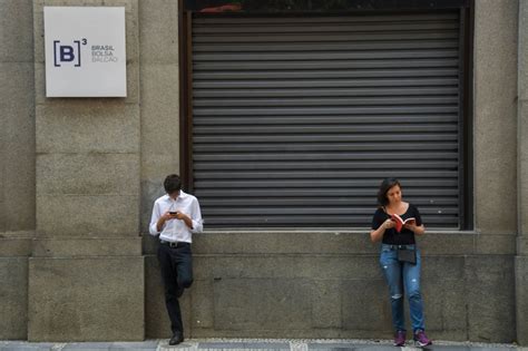 Bolsa Fecha Em Baixa De 009 E Acumula Ganho De 058 Na Semana