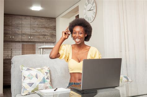 아프리카계 미국인 흑인 여성의 초상화 아이디어를 생성 잊어 생각 브레인 스토밍 비즈니스 계획 프로젝트 아이디어 프리랜서 노트북은 집에서 작동합니다 만족해 하다 개념에 대한