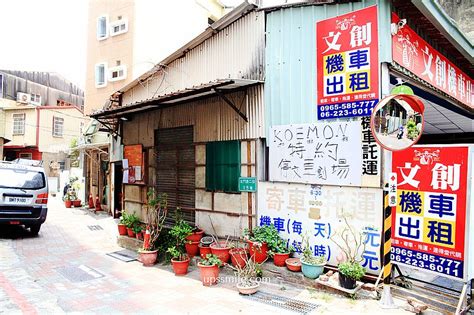 隱身台南火車站巷弄法式甜點咖啡廳，進駐女建築師作品裡，以簡潔留白，帶有侘寂風禪味的咖啡空間，室內為沉靜的暗色調，一開幕就爆棚，網美打卡景點