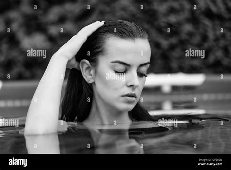 Femme Dans La Piscine Banque De Photographies Et Dimages à Haute