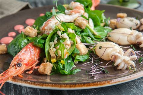 해산물 샐러드입니다 Langoustino 새우 타이거 새우 오징어 망고 아보카도 Arugula 구운된 가지와 시금치 클레이 접시