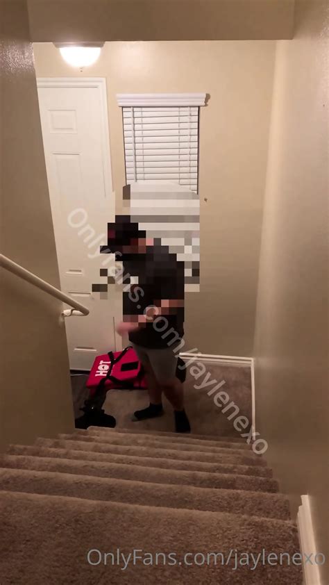 Seducing Pizza Delivery Guy Eporner