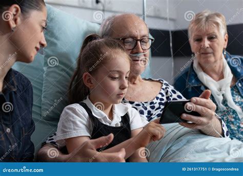 La Giovane Nipote Gioca A Videogiochi Con I Cellulari Immagine Stock