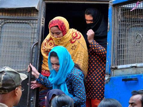 Women Arrested For Making Obscene Gestures In Gurgaon Oneindia