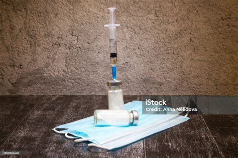 의료 유리 병 앰플 1 개와 바늘이있는 의료 일회용 주사기 의료 개념은 바이러스에 대하여 의학 시험 관 및 백신을 보여줍니다 어두운 나무 테이블 0명에 대한 스톡 사진 및