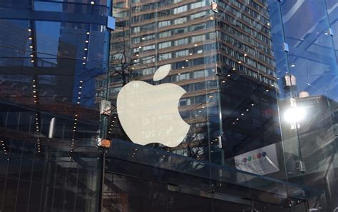 Apple Market Cap Slips From 2 Trillion Valuation After Shares Sink 37