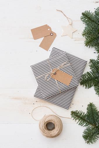 태그와 크리스마스 선물 상자입니다 흰색 나무 테이블에 전나무 가지와 검은 색과 흰색 상자에 새해 선물 복사 공간이있는 평평한 누워 축 하 축 하 축 하 겨울 컨셉 0명에