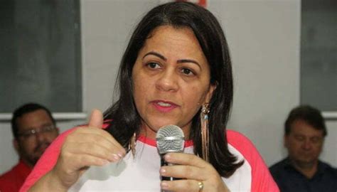 Sob risco de ser presa ex prefeita de Uruaçu comemora liberdade de